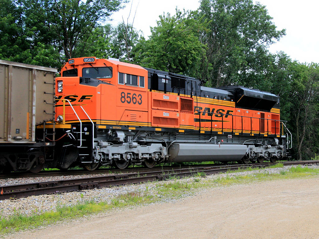 BNSF 8563